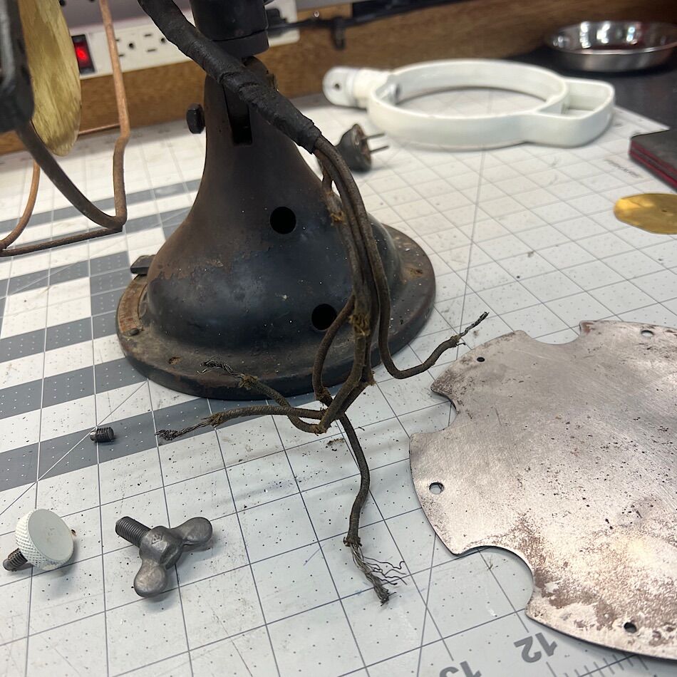 Score ! At least I hope so. Help me ID this !! Questions as well ...